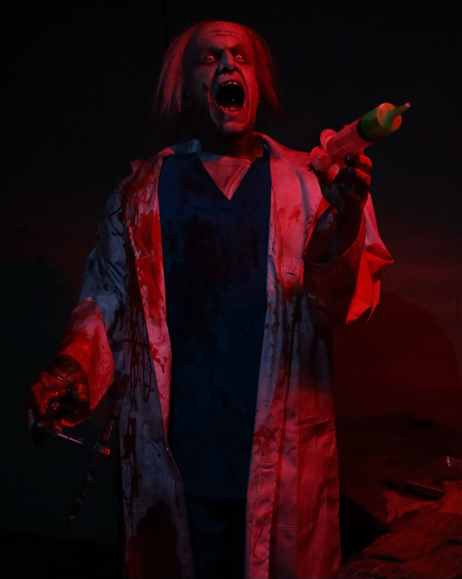 "Psycho Surgeon" Halloween Animatronic – The Horror Dome