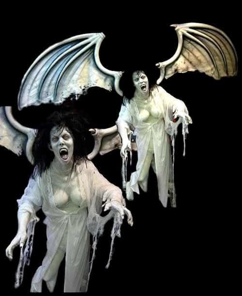 "The Destiny Vampiress" Professional Halloween Prop – The Horror Dome